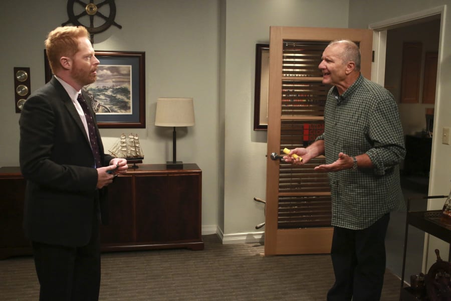 Modern Family Season 7 Episode 3 Review: The Closet Case - TV Fanatic