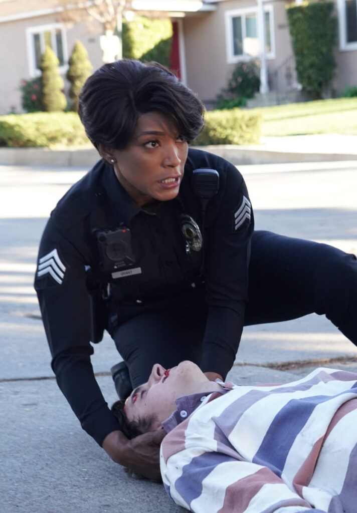 Angela Bassett & Peter Krause Talk Dark Hour of 9-1-1 & Their ...