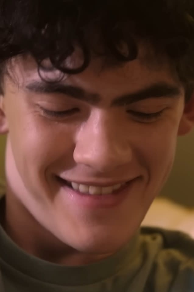 Heartstopper Season 2 Episode 1 Review: Out - TV Fanatic