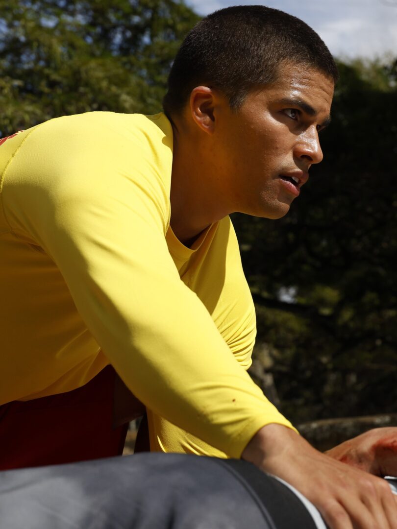 Rescue: HI-Surf Sneak Peek: Em Races To Help A Couple That Gets Swept ...