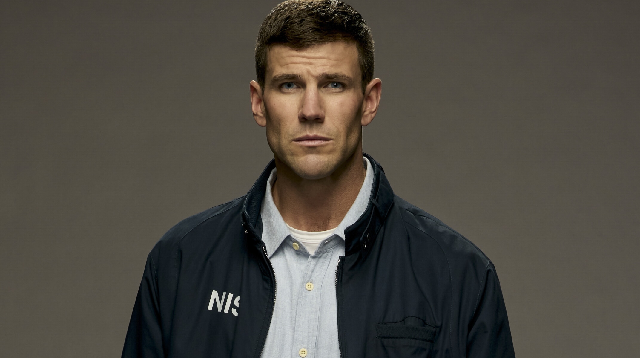 NCIS: Origins' Austin Stowell Embodies a Younger, Taller Gibbs (With a ...