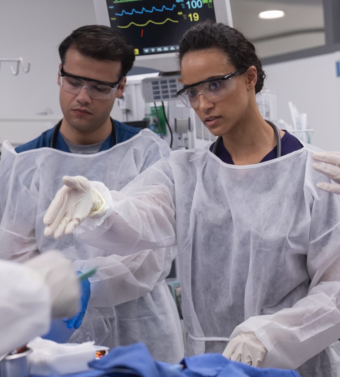 The Pitt Series Premiere Showcases Noah Wyle's Gift for Playing an ...